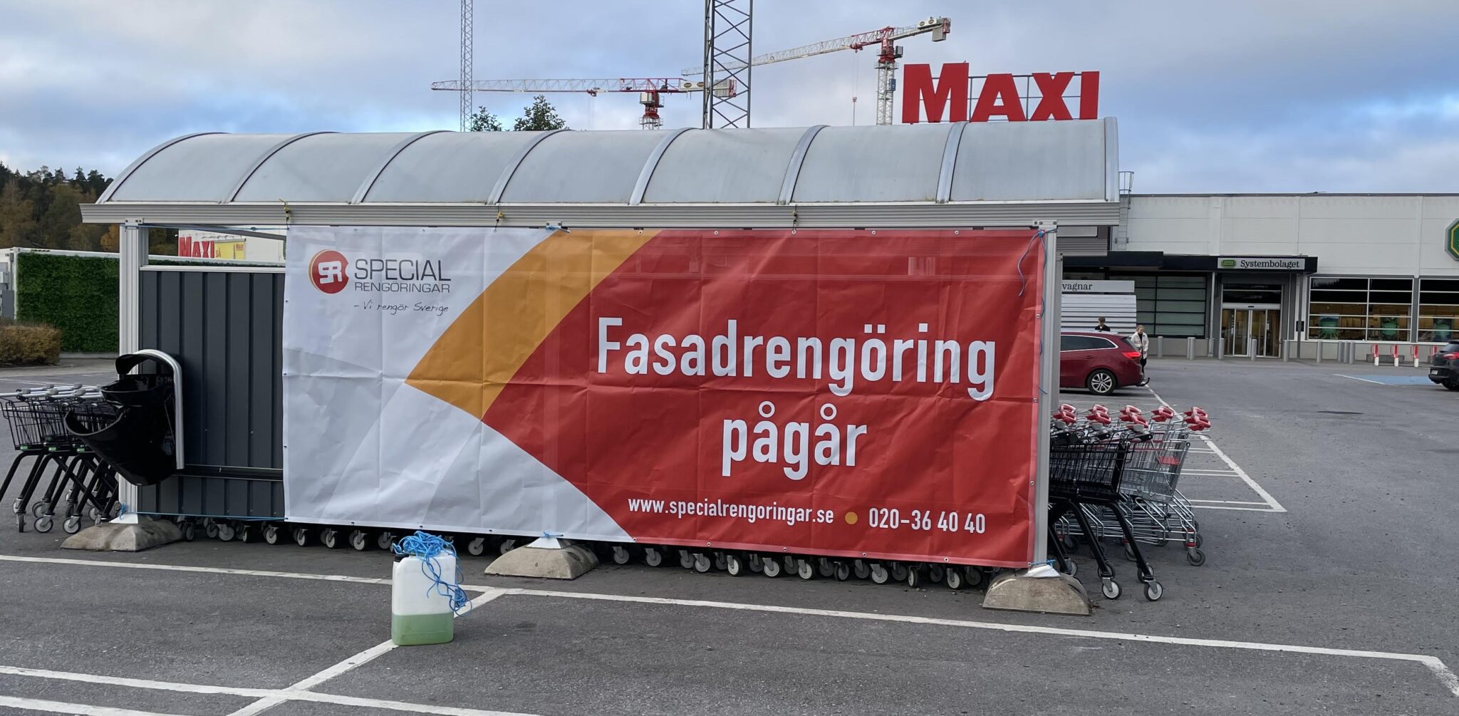 Skylt och fasadtvätt utförs på ICA Maxi Universitetet ...